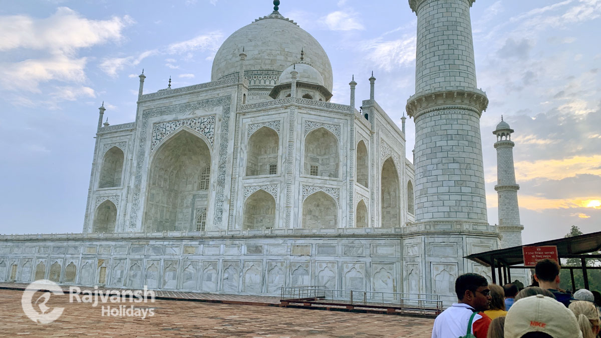 Which stone was used to build the Taj Mahal?
